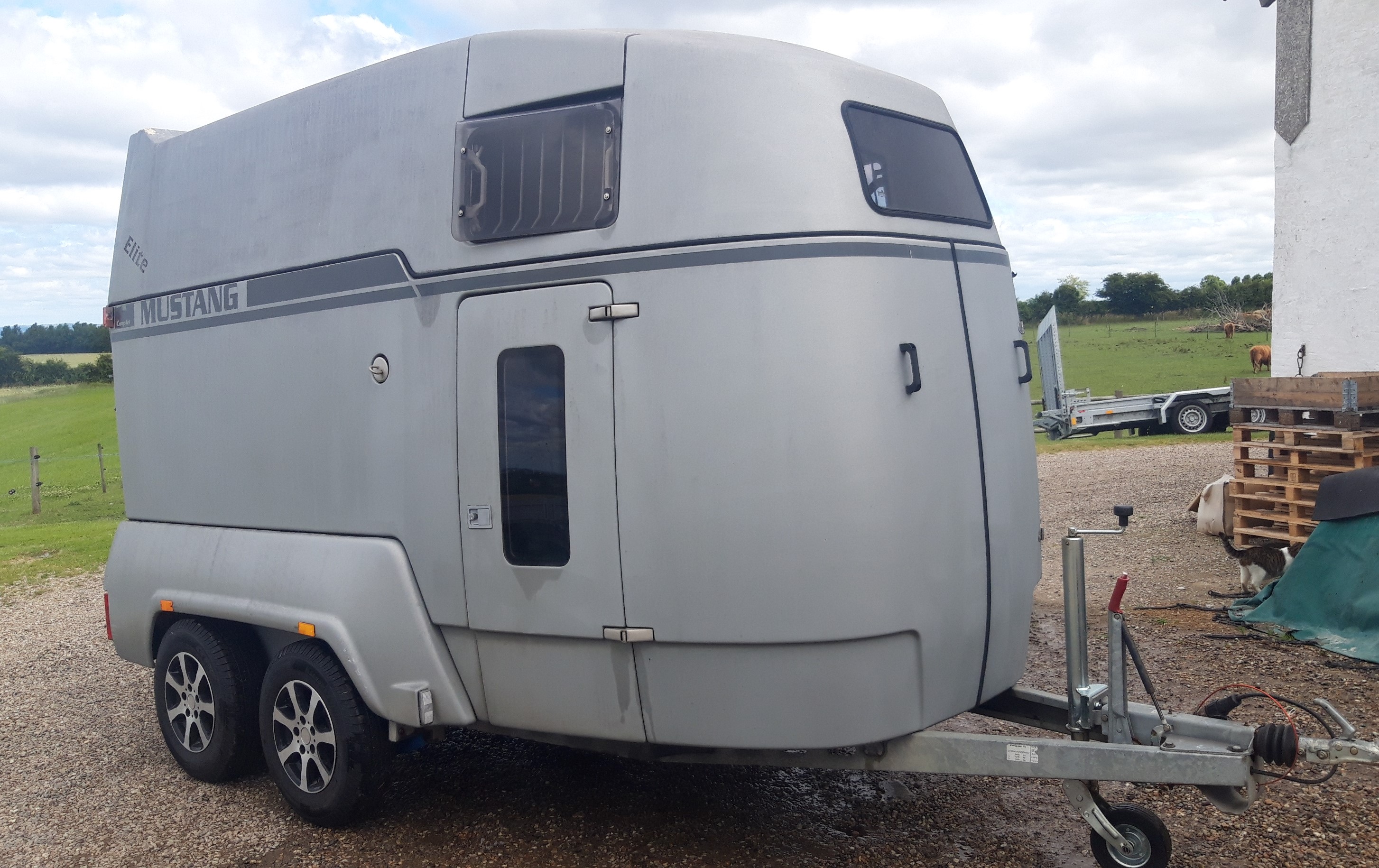 Brugte Hestetrailere | Køb hos os - Dyrehøj Trailer Center